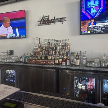 RED ROCK CAFE AND SPORTS BAR - Updated July 2024 - 91 Photos & 70 ...