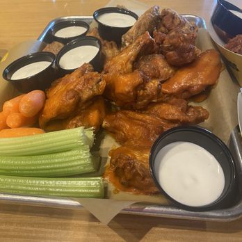 BUFFALO WILD WINGS - Updated July 2024 - 487 Photos & 1440 Reviews ...