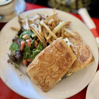 CAFÉ LULUC - Updated August 2024 - 1777 Photos & 1678 Reviews - 214 ...