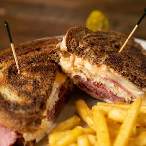 SIDELINES SPORTS BAR & GRILL - Updated June 2025 - 106 Photos & 229 ...