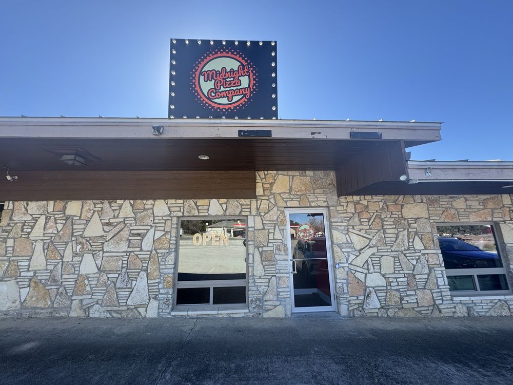 Midnight Pizza, Canyon Lake | Roadtrippers