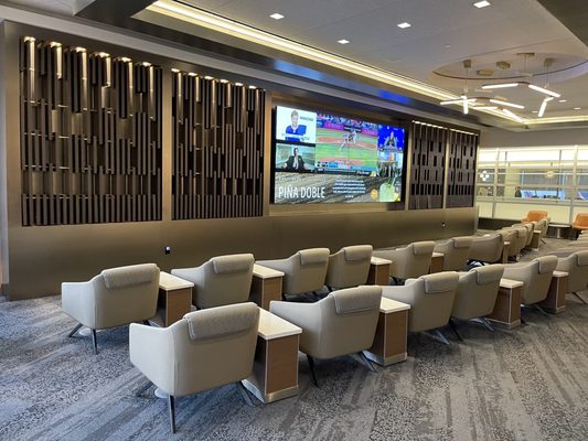 DELTA SKY CLUB GATE A18 - Updated December 2025 - 79 Photos & 28 ...