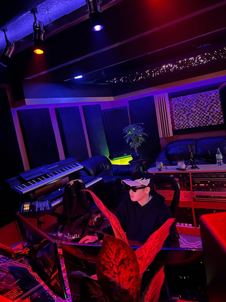 BENT STRING STUDIOS - Updated January 2025 - Request Information - 20 Photos - 2415 Sunset Ln ...