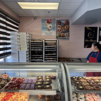 DEE’S DONUTS - Updated October 2025 - 417 Photos & 550 Reviews - 6401 N ...
