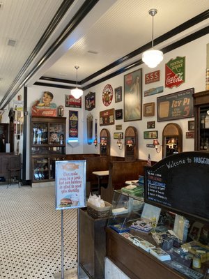 HUGGIN’ MOLLY’S - Updated December 2025 - 119 Photos & 98 Reviews - 129 ...