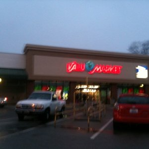 VALUMARKET - Updated December 2025 - 67 Photos - 205 Oakbrooke Dr ...