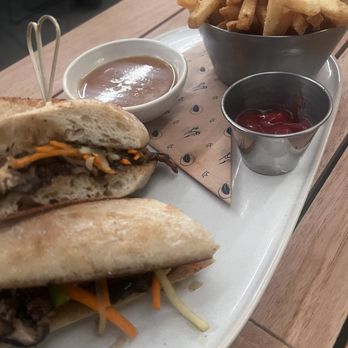 BIRDIE’S BARROOM AND KITCHEN - Updated May 2025 - 119 Photos & 69 ...