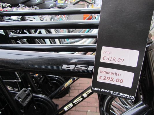 HET ZWARTE FIETSENPLAN | NIEUWEZIJDS VOORBURGWAL - Nieuwezijds Voorburgwal 146, Amsterdam, Noord ...