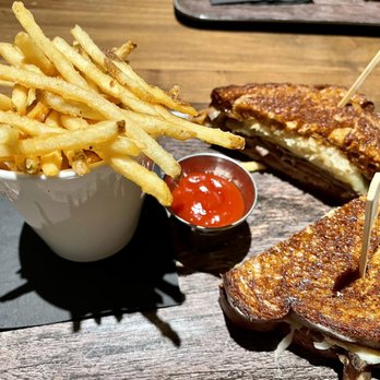 REVEL LOUNGE - Updated August 2024 - 51 Photos & 18 Reviews - 715 W ...