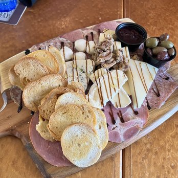 THE TREE HOUSE TAVERN & BISTRO - Updated March 2025 - 1834 Photos & 867 ...