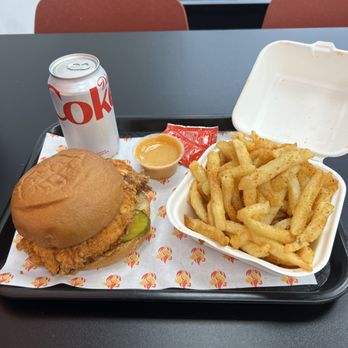 FLUFFIES HOT CHICKEN - BAYONNE - Updated July 2025 - 47 Photos & 50 ...