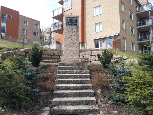 MINNESMERKE FOR VIGGO HANSTEEN OG ROLF WICKSTRØM - Årvollveien, Oslo ...