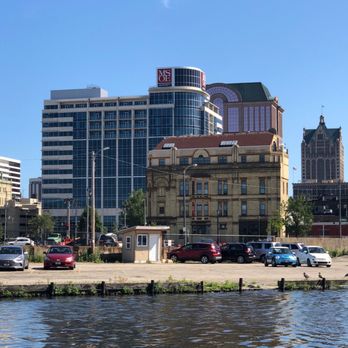 GROHMANN TOWER APARTMENTS - MSOE - Updated December 2025 - 148 Photos ...