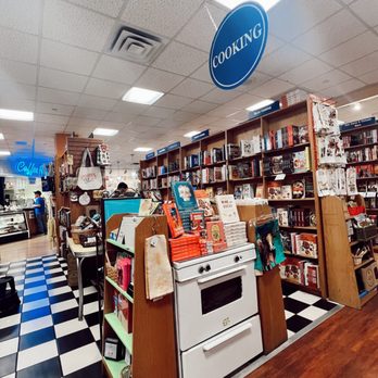 BOOKPEOPLE - Updated July 2024 - 359 Photos & 552 Reviews - 603 N Lamar ...