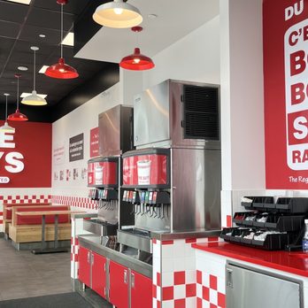 FIVE GUYS - Updated January 2026 - 35 Photos - 600 Rue Lucien-paiement ...