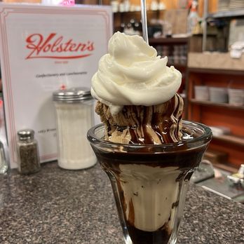 HOLSTEN’S ICE CREAM, CHOCOLATE & RESTAURANT - Updated March 2025 - 587 ...