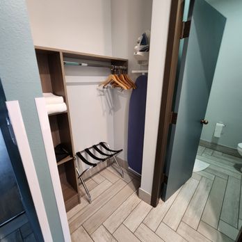 EDGEWATER INN - Updated November 2024 - 68 Photos & 84 Reviews - 275 E ...