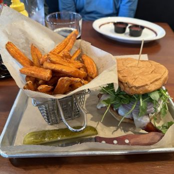 CAVANA’S PUB & GRUB - Updated August 2024 - 254 Photos & 426 Reviews ...