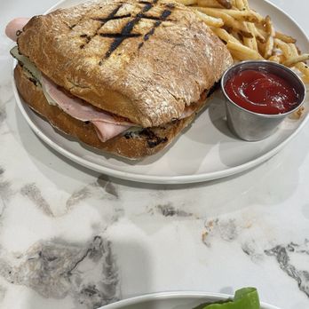 MIDDLE CHILD - Updated September 2024 - 262 Photos & 69 Reviews - 3900 ...