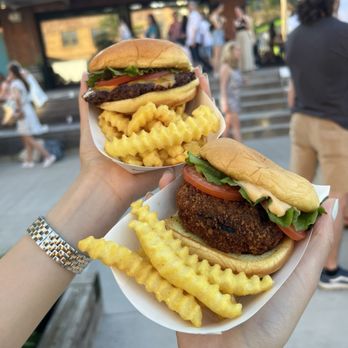 SHAKE SHACK THE TERMINAL - Updated August 2024 - 68 Photos & 25 Reviews ...