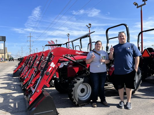 405 TRACTOR - Updated October 2025 - 153 Photos - 6700 N I-35 ...