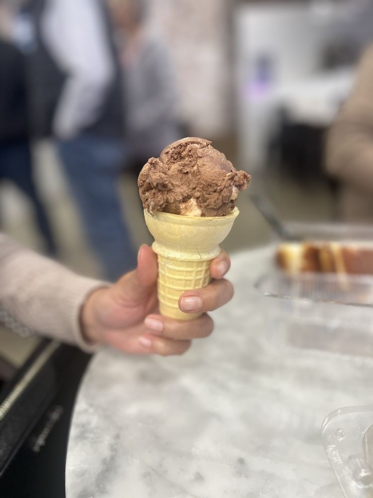 SCOOPS ON MAIN - Updated September 2025 - 86 Photos & 28 Reviews - 215 ...