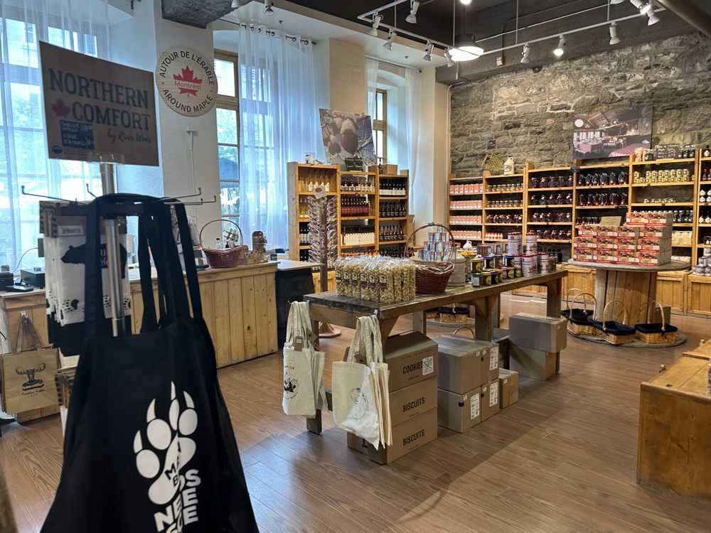 AROUND MAPLE - Updated May 2024 - 350 Rue Saint-Paul E, Montréal ...