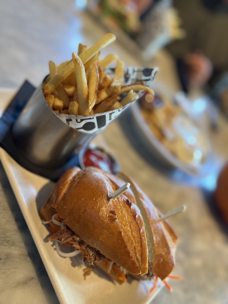 THE GOLDEN PIG - Updated August 2025 - 192 Photos & 232 Reviews - 13380 ...