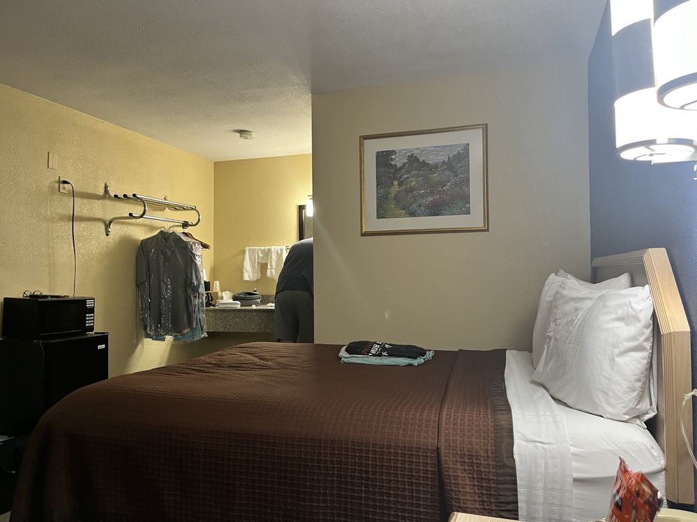 WESTWOODS MOTEL - Updated November 2025 - 422 Gaylord Dr, Fulton ...