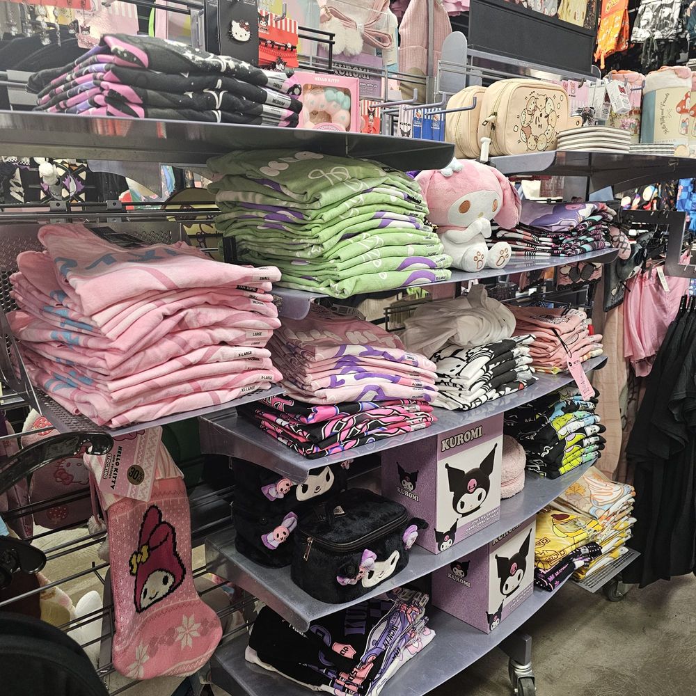 HOT TOPIC - Updated October 2025 - 12 Reviews - 10600 Quil Ceda Blvd ...