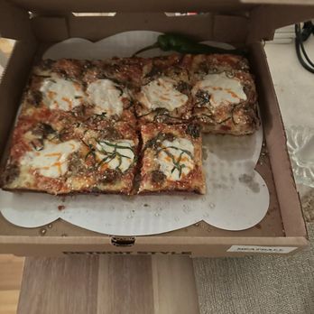 DEATH BY PIZZA - Updated April 2024 - 93 Photos & 96 Reviews - 528 NE ...