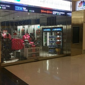 CNBC SMARTSHOP - 12 Photos - 1 Detroit Metropolitan Airport, Detroit ...