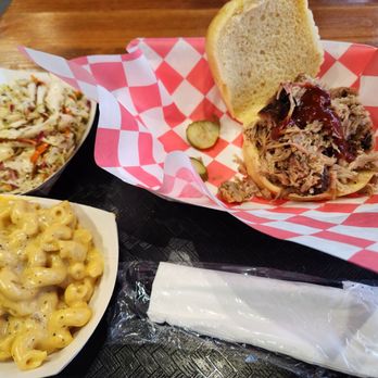 OFF THE RAILS BARBEQUE & DRAFTHOUSE - Updated February 2025 - 111 ...