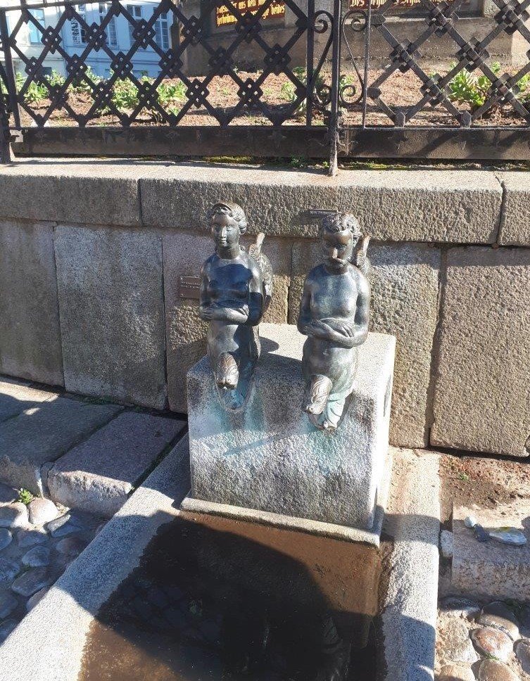 NIX UND NIXE SKULPTUR - Am Markt, Wismar, Mecklenburg-Vorpommern ...