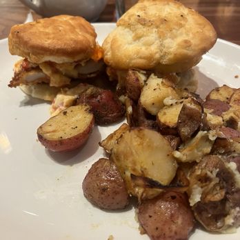 VILLAGE TAVERN - Updated January 2025 - 82 Photos & 38 Reviews - 4140 ...