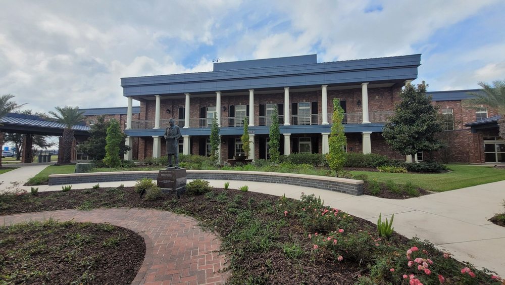 LAKE CHARLES REGIONAL AIRPORT - LCH - Updated November 2024 - 59 Photos ...