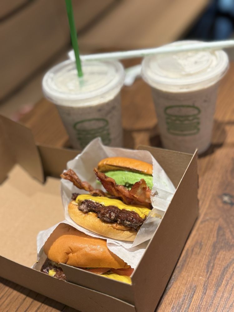 SHAKE SHACK WILLOW PLACE - Updated April 2026 - 130 Photos & 115 ...