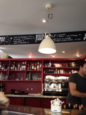 AU COIN DE LA RUE - 10 Photos & 18 Reviews - 34 rue de Bourgogne, Paris ...