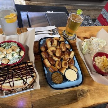 BELCHING BEAVER PUB 980 - Updated October 2025 - 941 Photos & 677 ...