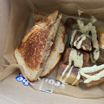 CHEEZY DOES IT - Updated October 2025 - 13 Photos - 305 W Daggett Ave ...