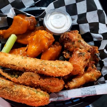 SIDELINES SPORTS BAR AND GRILL - Updated December 2024 - 223 Photos ...