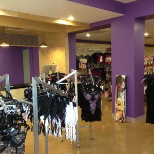 HUSTLER HOLLYWOOD - Updated January 2025 - 57 Photos - 2343 W Broad St, Richmond, Virginia ...