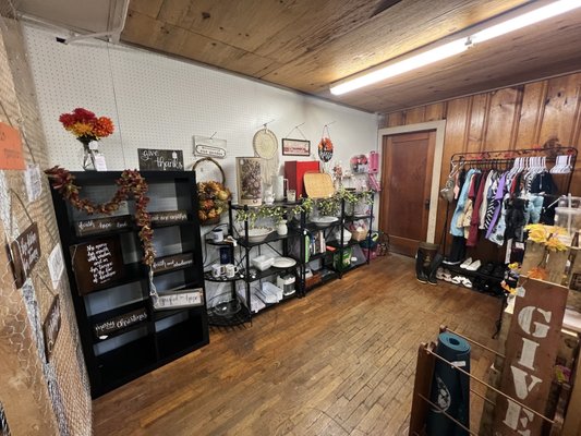 BARNES TOWN & COUNTRY FLEA MARKET - Updated June 2026 - 8240 MO-266 ...