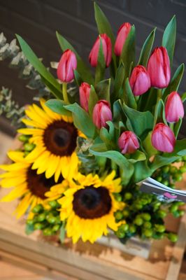 FRENCH TULIP - Updated August 2025 - 27 Photos - Calle Mendez Vigo 363 ...