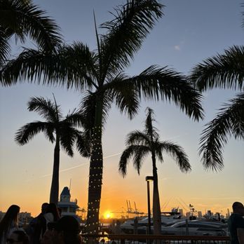 MONTY’S SUNSET - SOUTH BEACH - Updated January 2026 - 944 Photos & 871 ...