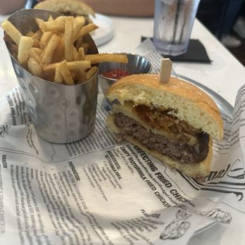 DEE’S TABLE BURGERS & MORE - Updated December 2025 - 40 Photos & 37 ...