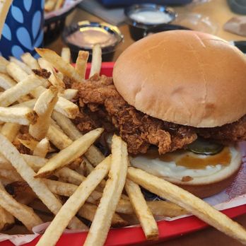 CLUCKERS - Updated April 2025 - 193 Photos & 113 Reviews - 600 S Center ...