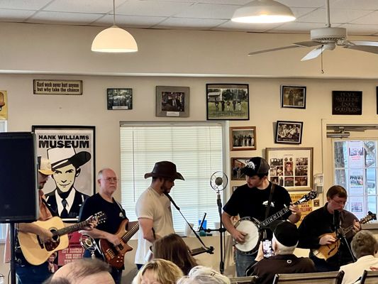 PRISSY POLLY’S BAR-B-QUE - Updated December 2025 - 134 Photos & 171 ...