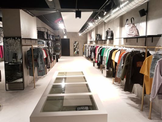 KSUBI - Updated October 2025 - 10 Photos - 58 E Walton St, Chicago ...