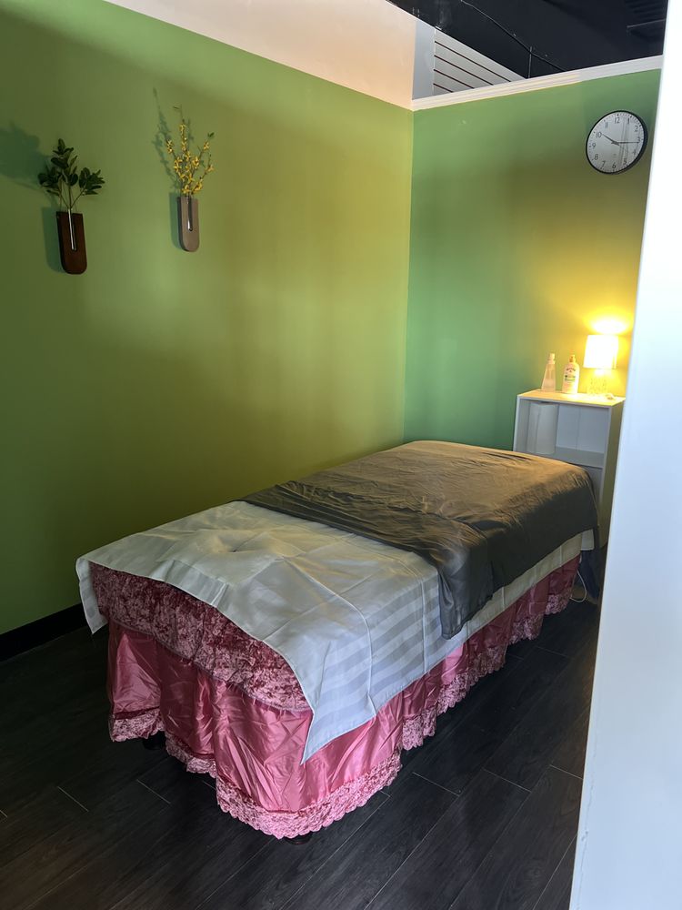 FOOTY ROOTY - Updated April 2025 - 11 Photos - 1111 Civic Center Dr NW ...